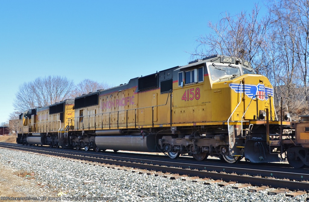 UP 4158 rounds out this consist nicely.